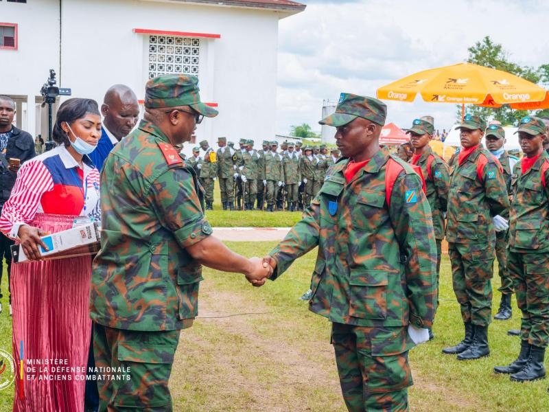 RDC : le commandant général des écoles militaires des FARDC invite les nouveaux officiers issus ...